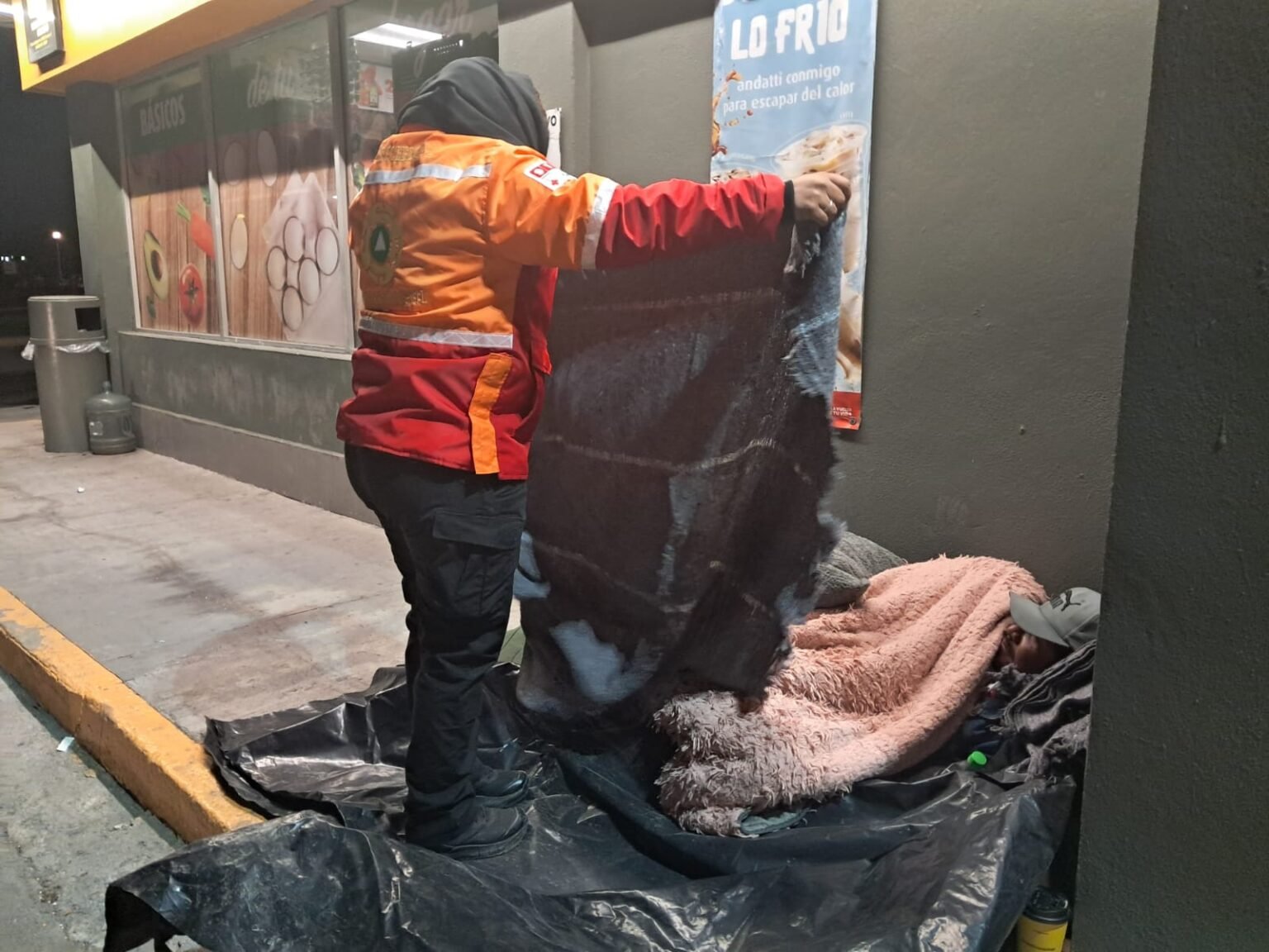 Apoyan a ciudadanos de Escobedo por bajas temperaturas
